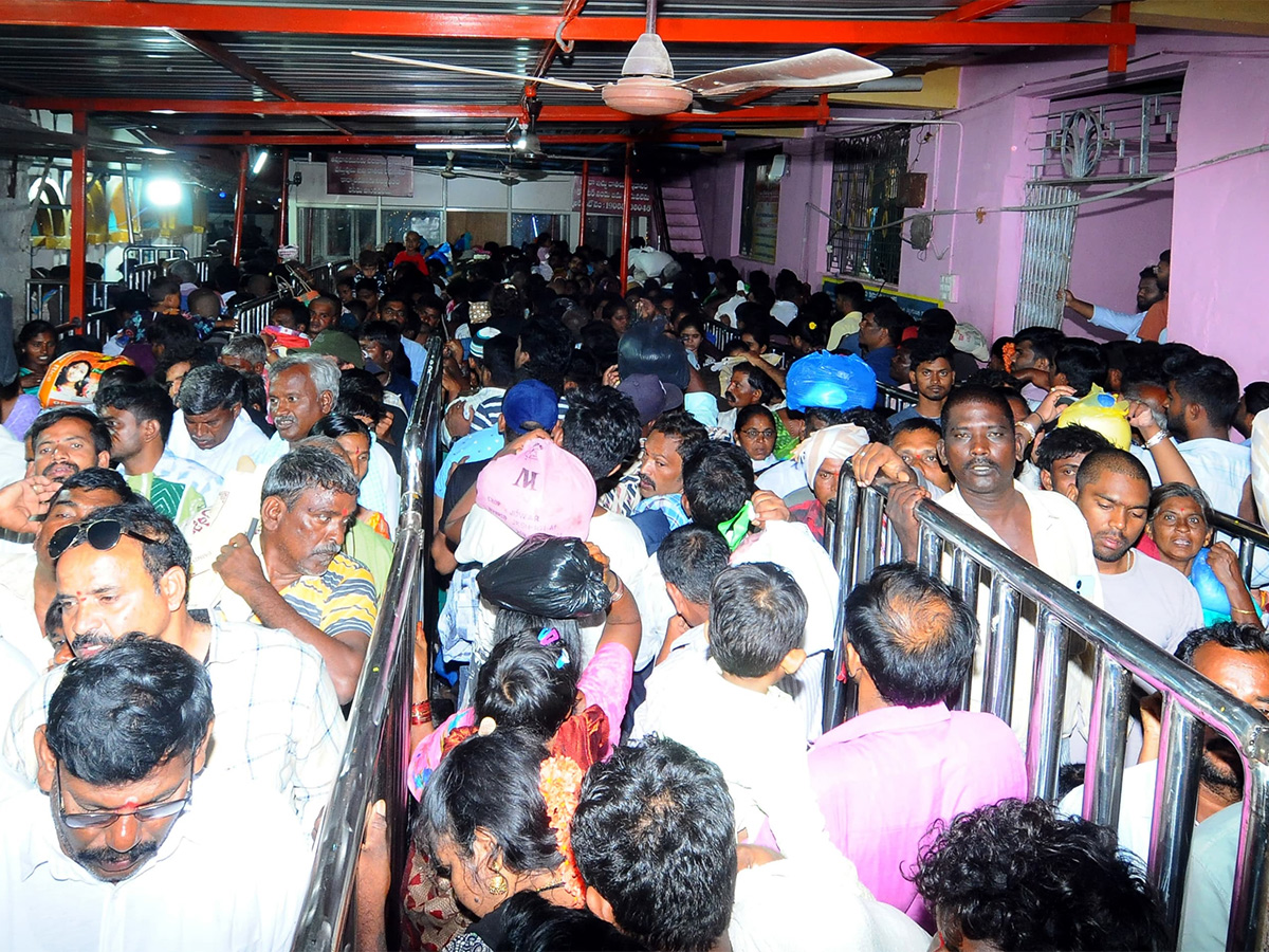 గూగూడు కుళ్లాయిస్వామి క్షేత్రం భక్తజన సాగరం (ఫొటోలు) | Muharram 2025, Huge Devotees At Gugudu ...